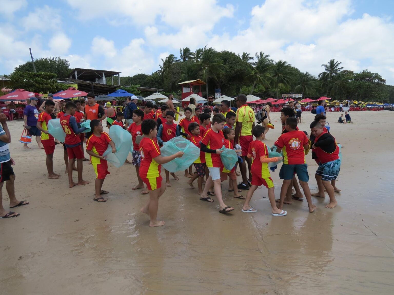 Praia do Seixas recebe ação no Dia Mundial da Limpeza